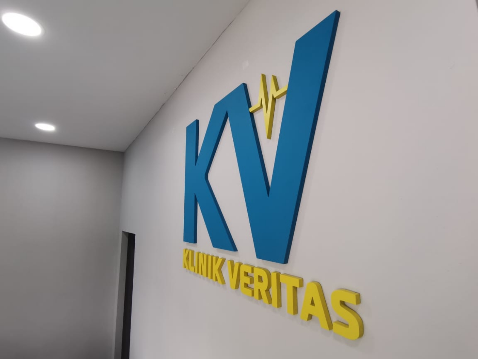 Klinik Veritas - Subang Jaya - 3D PVC Signage Signboard OUTDOOR LED ...