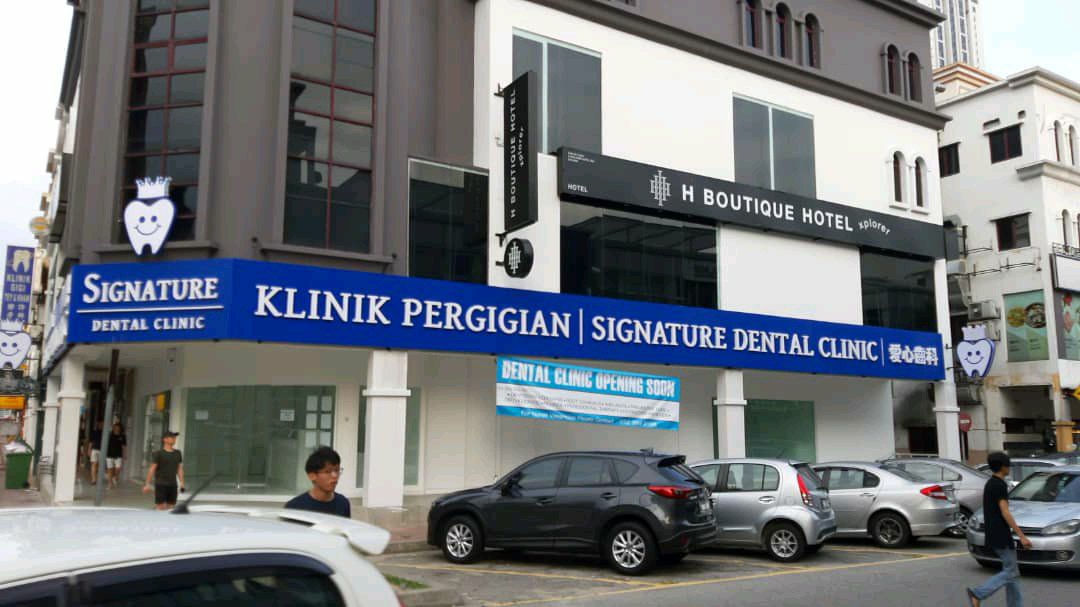 KLINIK CORNERLOT OUTDOOR 3D LED FRONLIT STAINLESS STEEL GOLD ACRYLIC ...