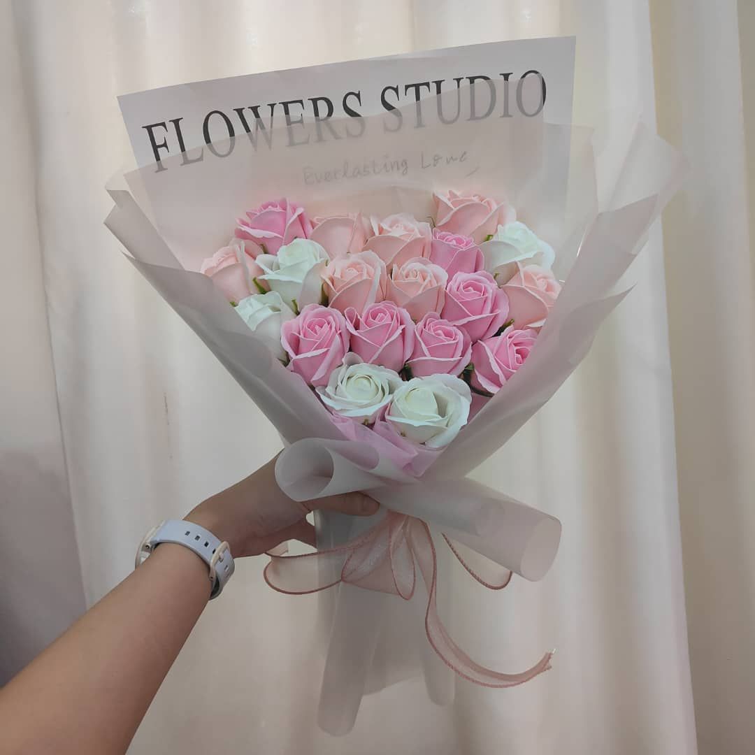19 Stalk Pink + White Soap Roses Flower Bouquet Blue Color Flower ...