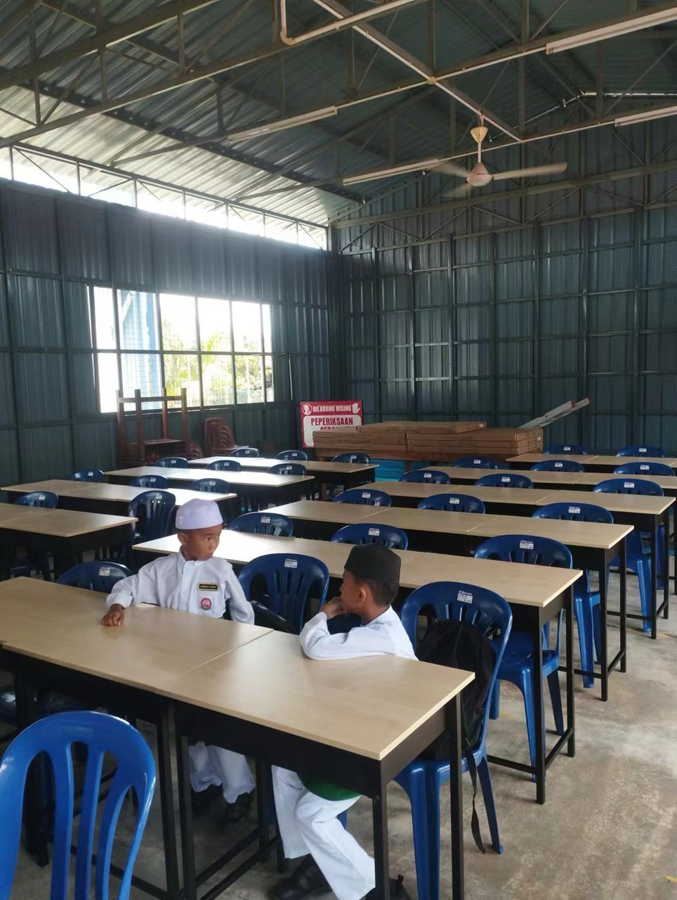School Table And School Plastic Chair | Meja Sekolah Murid Dan Kerusi ...
